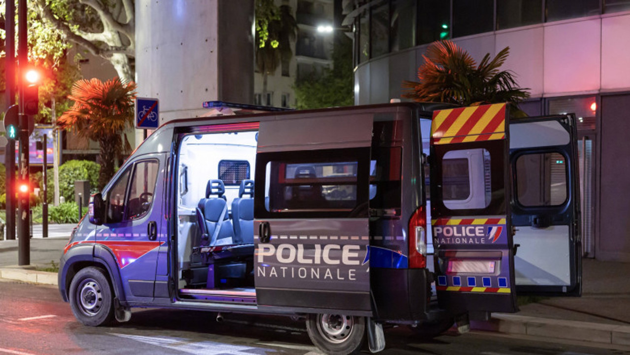 Man Shoots Two Paris Police Officers After Seizing Weapon